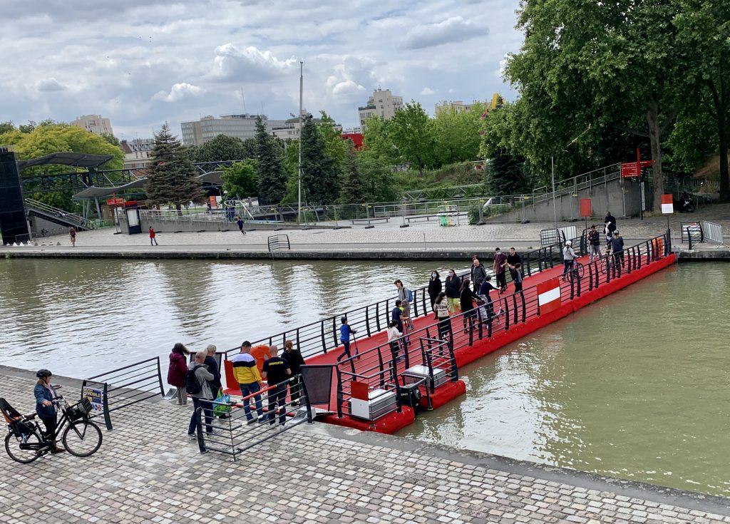 Pont mobile flottant dans le parc de la Villette à Paris